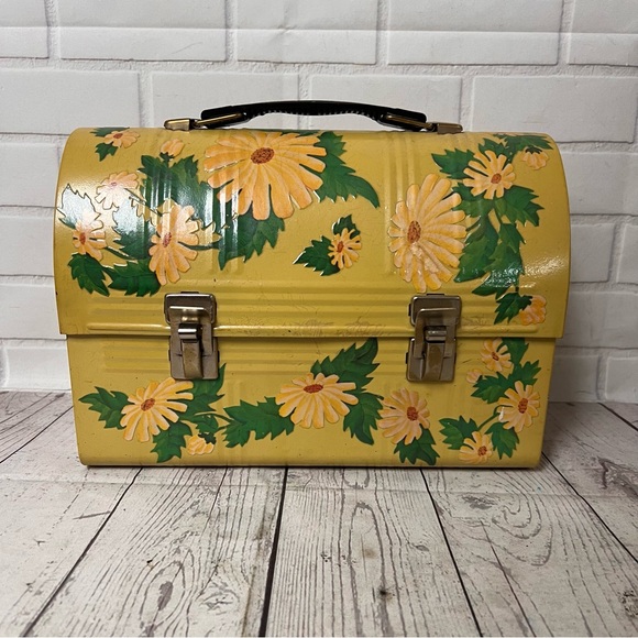 Vintage | Other | Vintage 96s Daisy Flower Print Painted Metal Dome ...